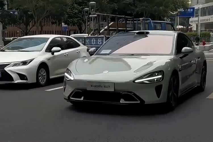 小米SU7实车现身街头，外形酷似保时捷Taycan，蔚来ET5有对手了_车家号_发现车生活_汽车之家