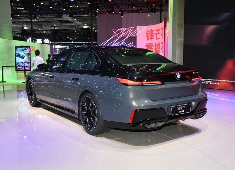 宝马旗舰轿车触电，进击的全新BMW M760Le_车家号_发现车生活_汽车之家