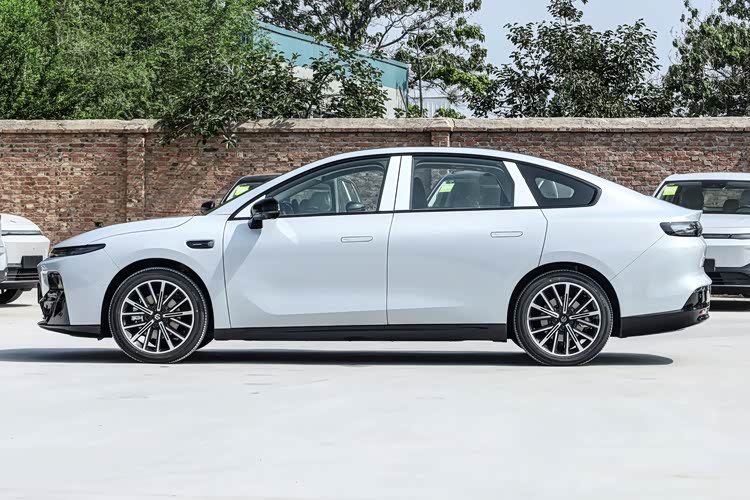 11万级别纯电家用轿车对比，零跑B01和小鹏MONA M03怎么选？_车家号_发现车生活_汽车之家