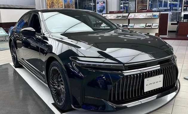 实拍皇冠Sedan！修长霸气外观+2.4T混动，与宝马5系、A6L一决高下_车家号_发现车生活_汽车之家