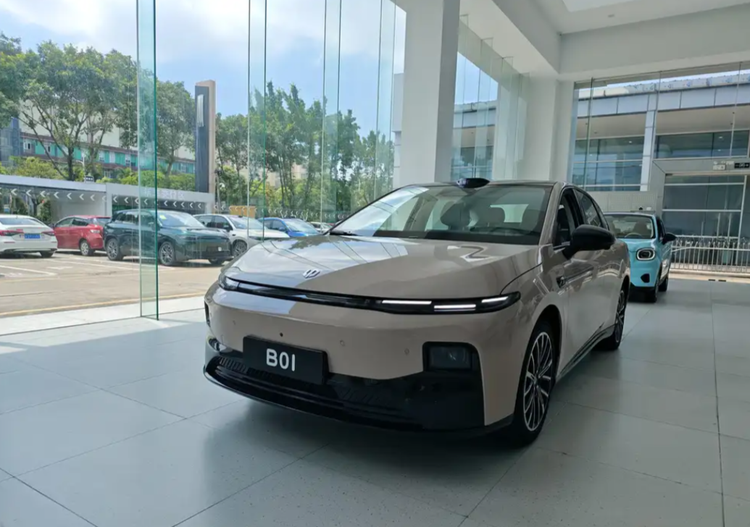 零跑 B01 实车到店，650km 续航 + 18 分钟快充的效率革命_车家号_发现车生活_汽车之家