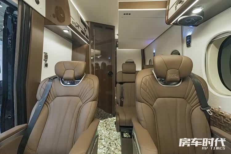 卫航全顺T8野兽公务舱 2.3T+8AT动力组合 双航空座椅布局_车家号_发现车生活_汽车之家