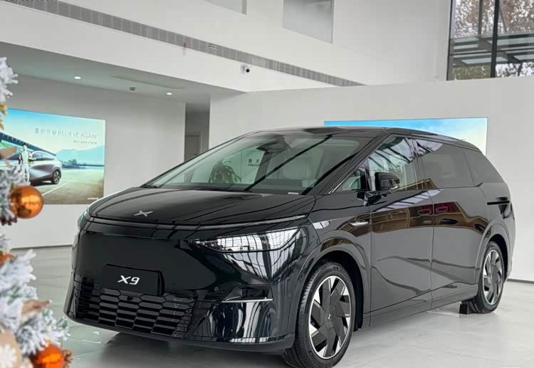 小鹏X9实车到店，标配后轮转向，配快充续航702km，预售38.8万起_车家号_发现车生活_汽车之家