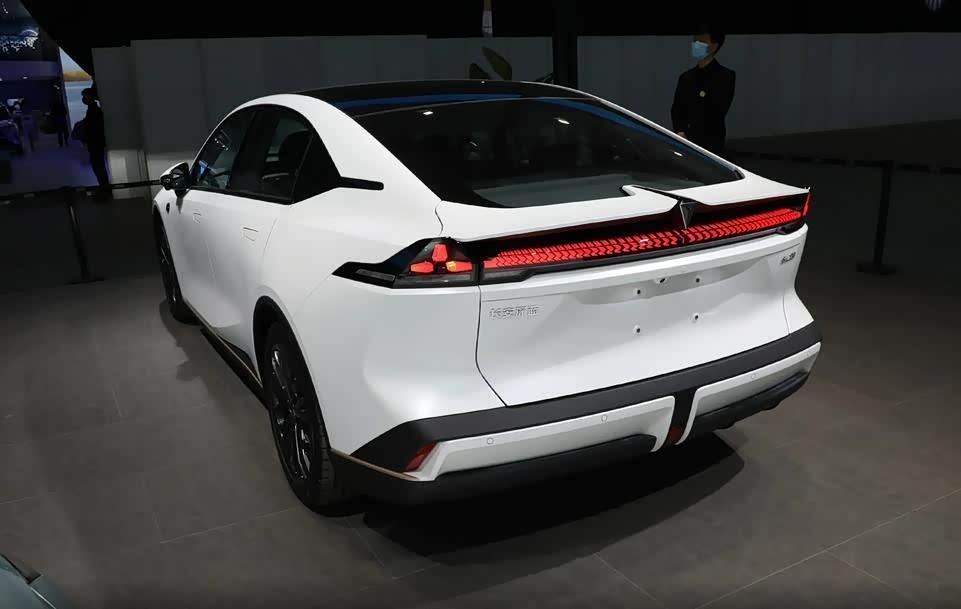 “借坡下驴”？新款深蓝SL03新添入门版，价格或下调至14.99万起_车家号_发现车生活_汽车之家