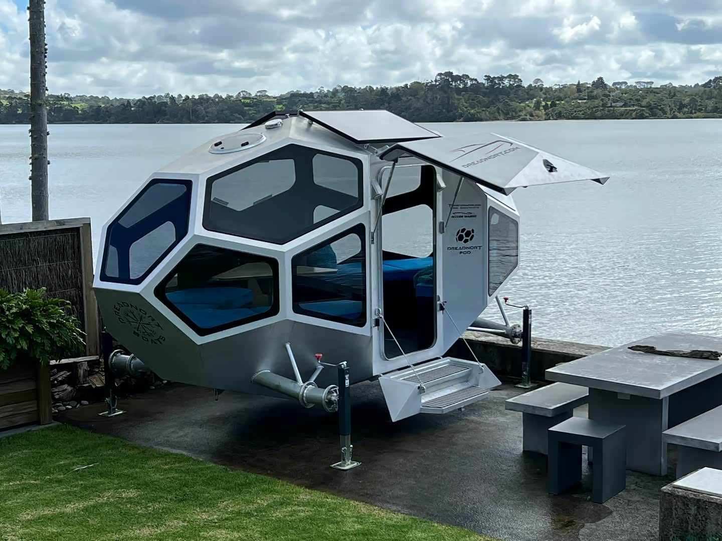 这家新西兰公司竟把露营拖车打造成了UFO？_车家号_发现车生活_汽车之家