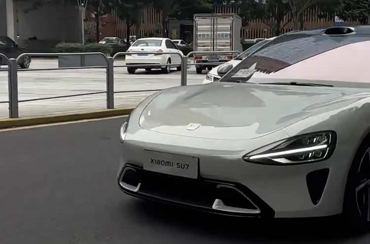 小米SU7实车现身街头，外形酷似保时捷Taycan，蔚来ET5有对手了_车家号_发现车生活_汽车之家