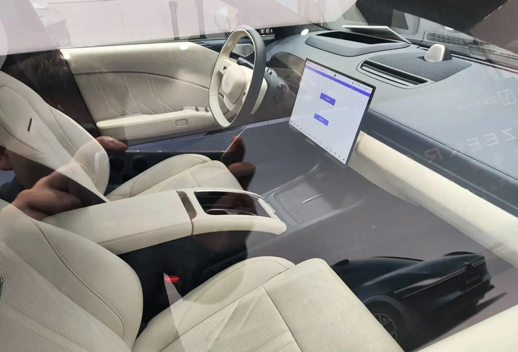 极氪007内饰谍照曝光，方向盘偏“方形”，配35.5英寸抬头显示_车家号_发现车生活_汽车之家