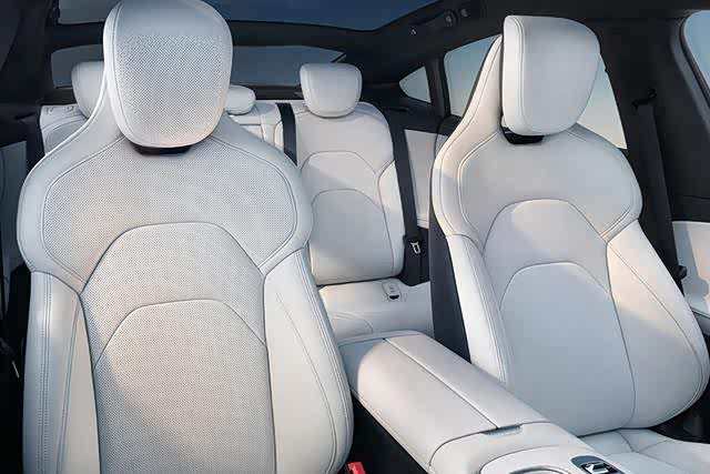 小米SU7实拍，2.78秒破百/空气悬架/800伏快充，2024年上半年上市_车家号_发现车生活_汽车之家