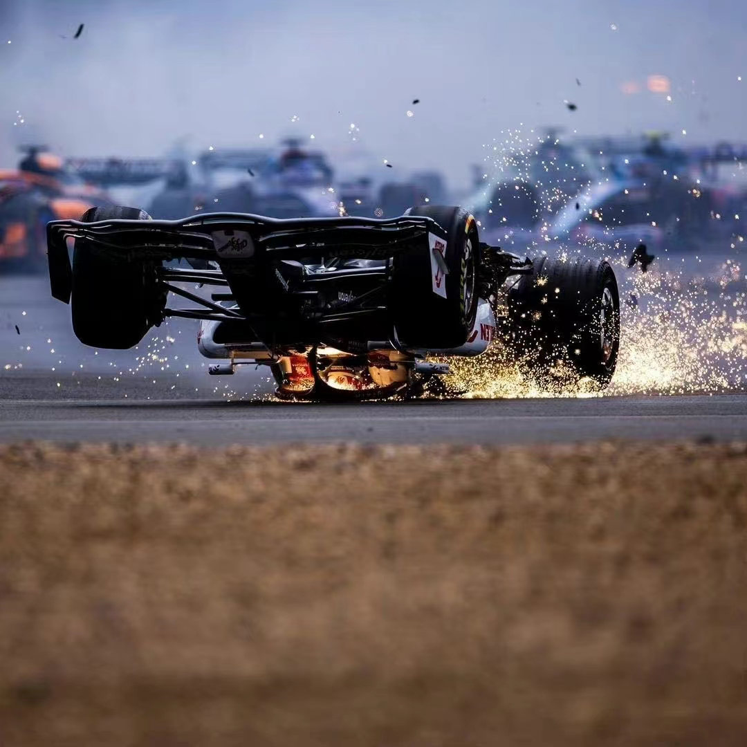 人没事才能做冠军！F1英国站严重事故，Halo系统救下周冠宇_车家号_发现车生活_汽车之家