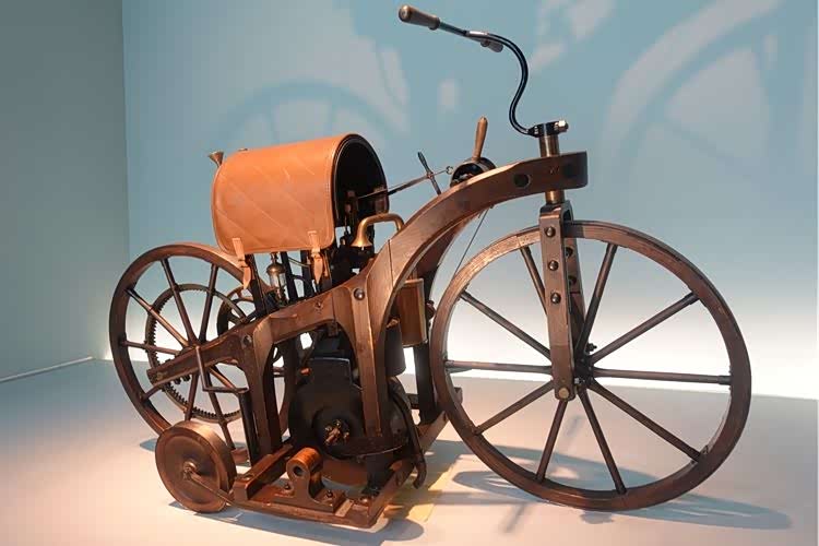 参观戴姆勒奔驰博物馆：内燃机动力车从此诞生_车家号_发现车生活_汽车之家