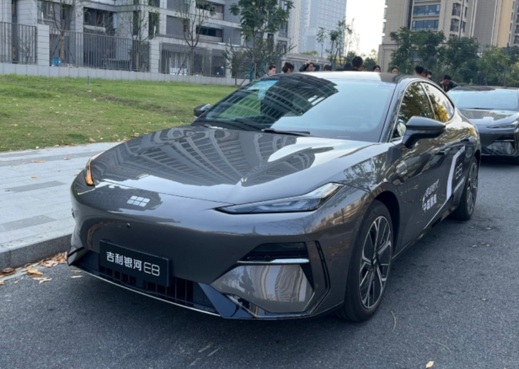 银河E8实车图，尺寸超过汉EV，配无框车门，侧颜神似保时捷Taycan_车家号_发现车生活_汽车之家