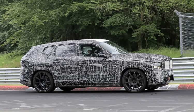 “超级 SUV”宝马X8谍照曝光，配祖传4.4T V8动力，或成SUV天花板_车家号_发现车生活_汽车之家