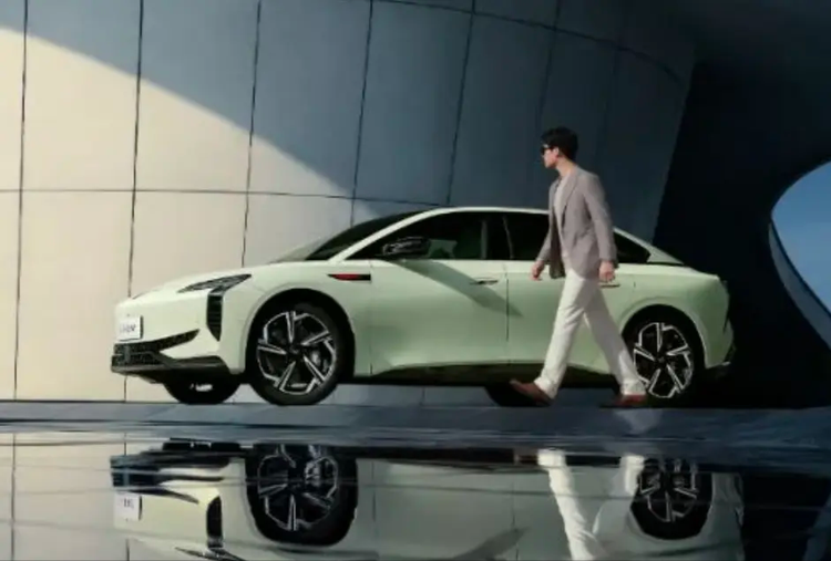 一汽红旗首款新能源车型红旗EH7官图发布，续航800km_车家号_发现车生活_汽车之家