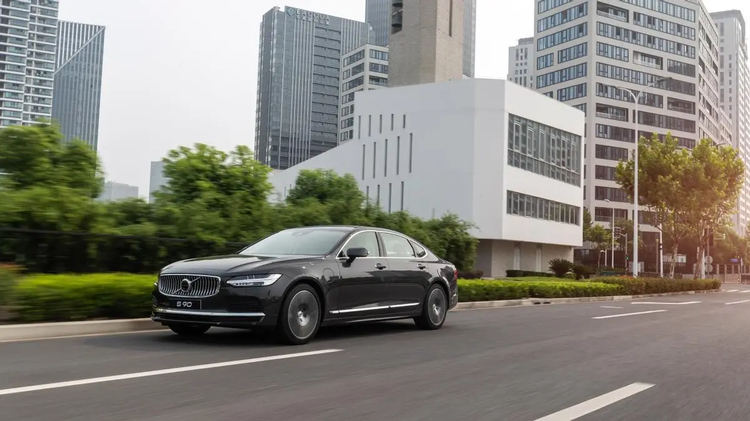 沃尔沃S90上演现实版丢轮保命，建议车企们都来抄作业！_车家号_发现车生活_汽车之家