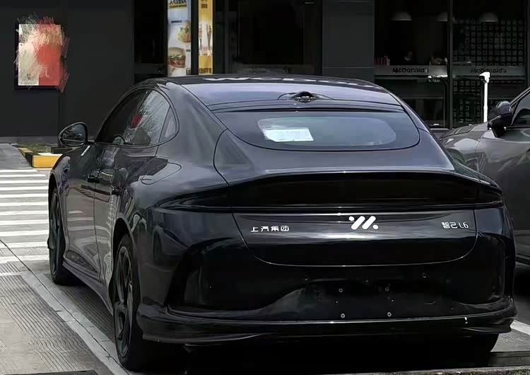 智己L6街头现身，“黑武士”外观比小米SU7帅气，将搭半固态电池_车家号_发现车生活_汽车之家