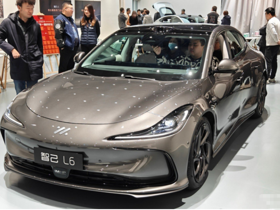 智己L6实车现身，尺寸大过极氪007，爆787马力，压力给到小米SU7_车家号_发现车生活_汽车之家