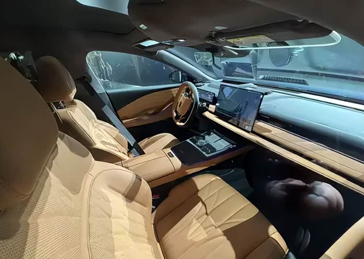 【文章】8295芯片算力是8155的8倍！吉利星耀8五年不卡？这波“内卷”值？_车家号_汽车之家