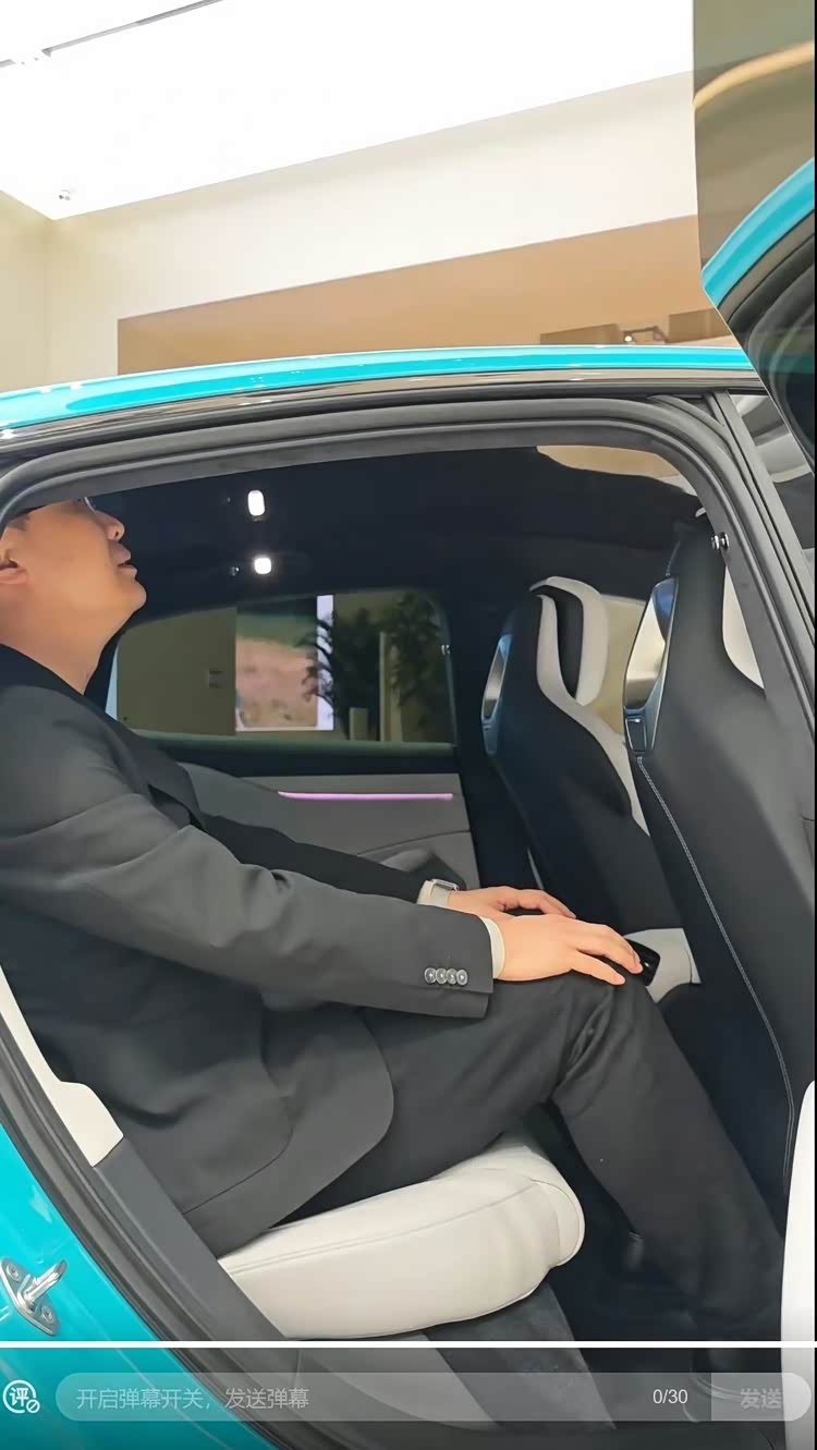 小米SU7连上热搜，总裁紧急解释二排空间，高清内饰首次曝光！_车家号_发现车生活_汽车之家