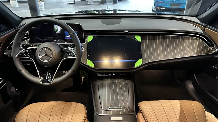 探店2025款奔驰E级，E260L裸车最低杀到35万，E300L落地50万以上_车家号_发现车生活_汽车之家