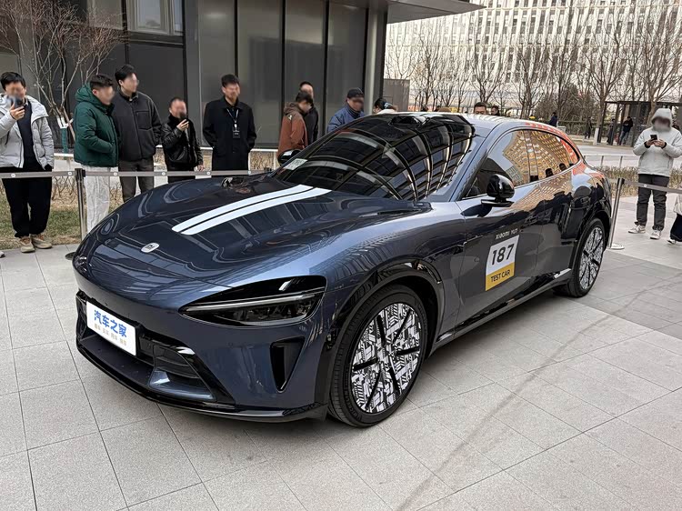 【文章】小米YU7实车高清图亮相！法拉利式设计+超大连屏，科技配置拉满！_车家号_汽车之家