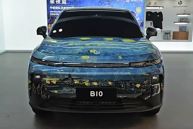 全新零跑B10实车曝光！星形日行灯炫酷，600km续航仅13万起！_车家号_发现车生活_汽车之家