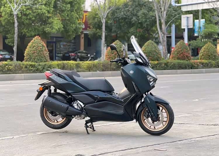 雅马哈XMAX TECH MAX上市，有专属配色及专属徽标，售价49800元_车家号_发现车生活_汽车之家