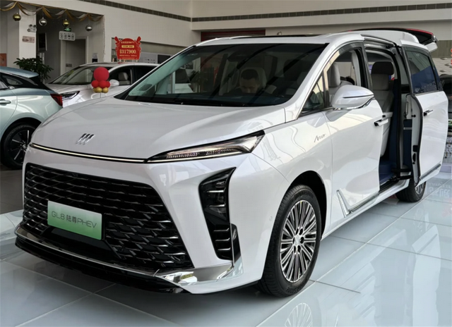 别克GL8陆尊PHEV实拍，35.99万起！竞争腾势D9 DM-i、传祺E9 PHEV_车家号_发现车生活_汽车之家