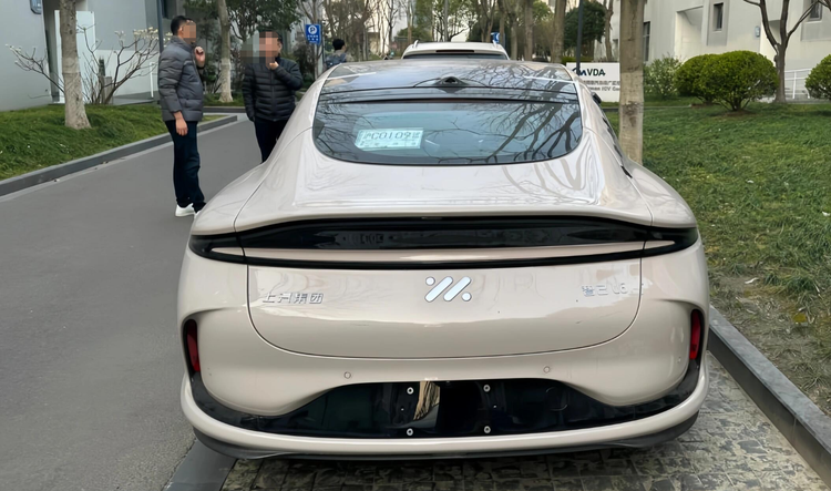 首搭半固态电池！智己L6亮相，2秒级加速，续航超1000km+后轮转向_车家号_发现车生活_汽车之家