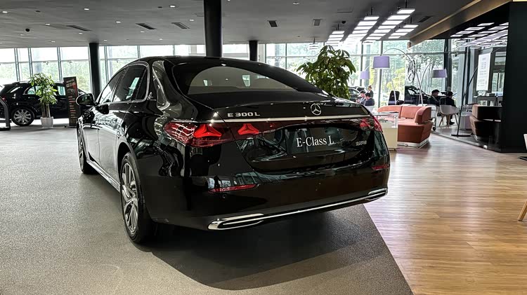 探店2025款奔驰E级，E260L裸车最低杀到35万，E300L落地50万以上_车家号_发现车生活_汽车之家