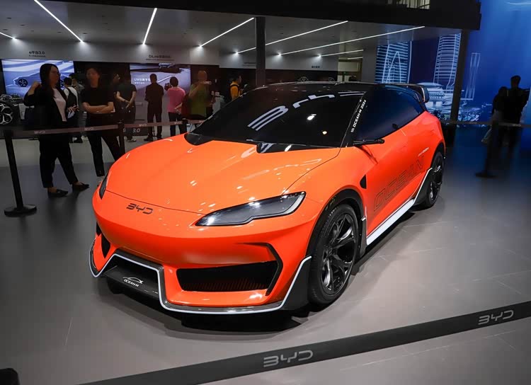 比亚迪纯电后驱“小钢炮”！OCEAN-M全球首次亮相，碳纤维+大尾翼_车家号_发现车生活_汽车之家