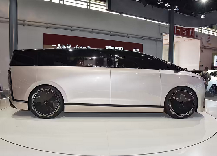 2025年即将上市的重磅MPV车型盘点：从理想MEGA到国产奔驰EQV_车家号_发现车生活_汽车之家