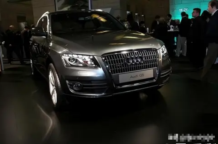 【文章】新一代奥迪Q5L谍照曝光！隐藏门把手+双大屏内饰+2.0T 48V轻混！_车家号_汽车之家