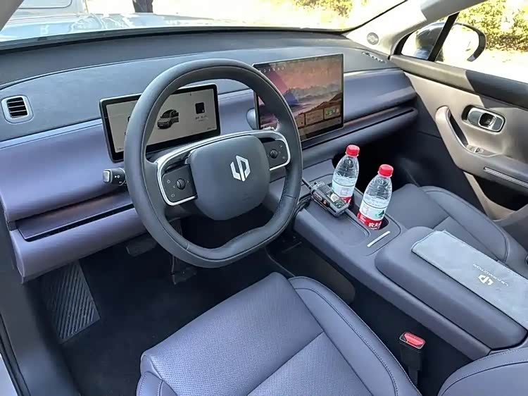 零跑C16实车曝光，对标理想L8，后排吸顶大屏+2.4C超充，气场强大_车家号_发现车生活_汽车之家