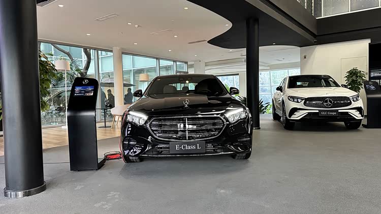 探店2025款奔驰E级，E260L裸车最低杀到35万，E300L落地50万以上_车家号_发现车生活_汽车之家