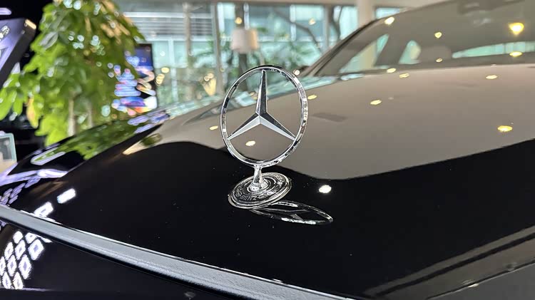 探店2025款奔驰E级，E260L裸车最低杀到35万，E300L落地50万以上_车家号_发现车生活_汽车之家