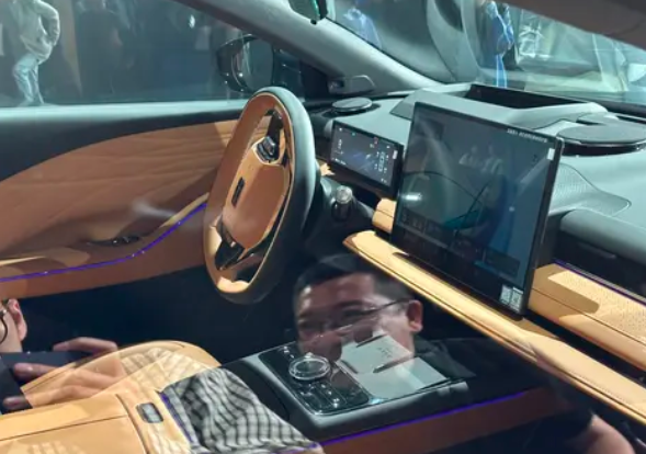 【文章】8295芯片算力是8155的8倍！吉利星耀8五年不卡？这波“内卷”值？_车家号_汽车之家