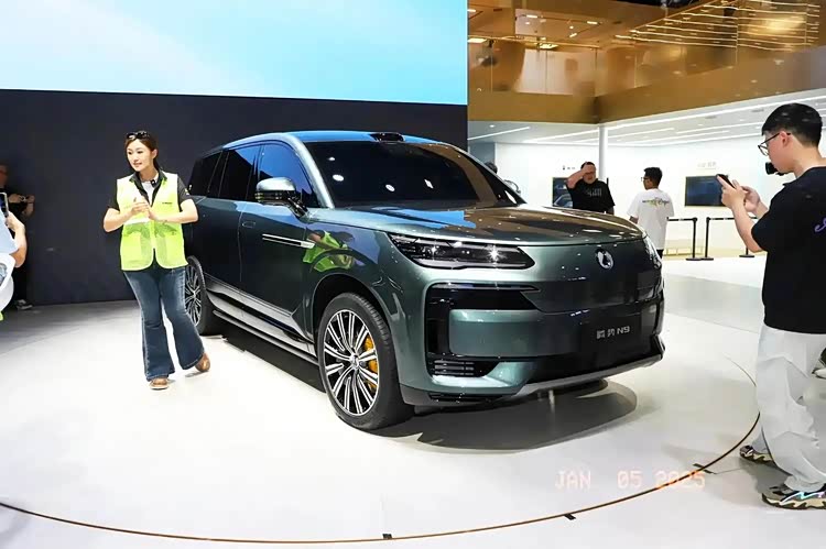 全新比亚迪腾势N9曝光，搭载2.0T+三电机，动力飙至925马力！_车家号_发现车生活_汽车之家