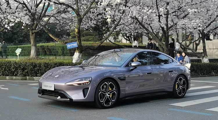 与武大樱花相映成趣，小米SU7新配色实拍图曝光_车家号_发现车生活_汽车之家