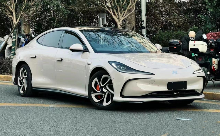 首搭半固态电池！智己L6亮相，2秒级加速，续航超1000km+后轮转向_车家号_发现车生活_汽车之家