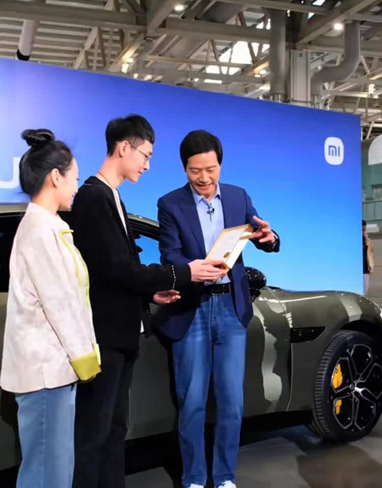 雷军现身小米SU7交付仪式_车家号_发现车生活_汽车之家