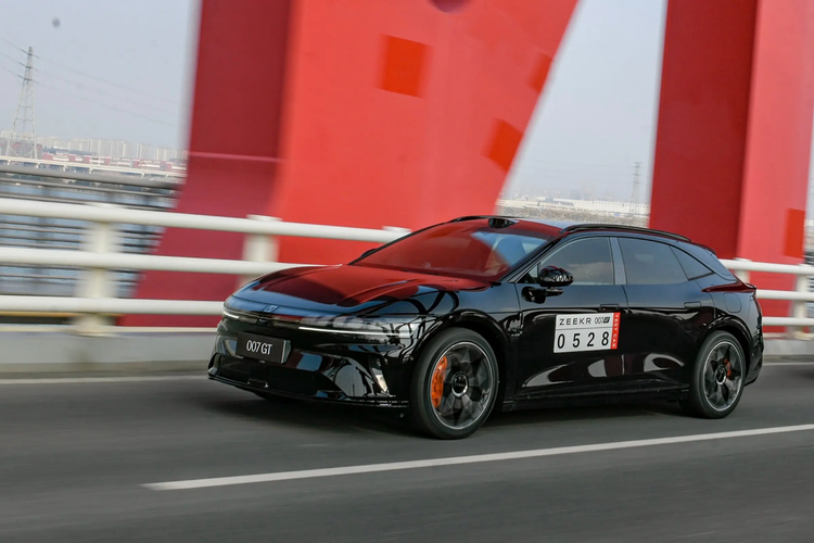 三辐方向盘很运动，提供两种内饰配色，极氪007GT内饰官图发布_车家号_发现车生活_汽车之家