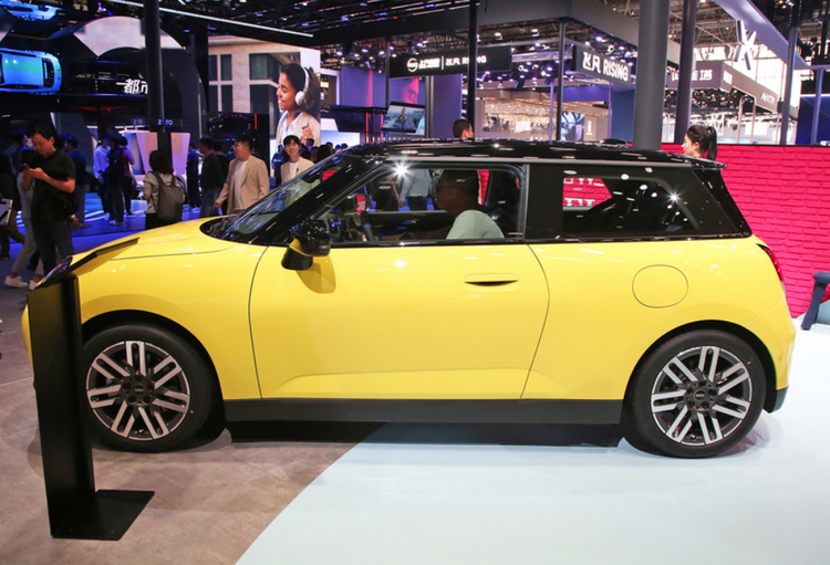 18.98万起，全新电动MINI COOPER上市，比燃油版值多了？_车家号_发现车生活_汽车之家