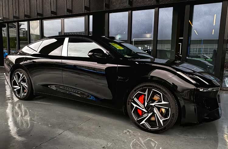 吉利造“黑武士”，尺寸超小米SU7，配双腔空悬+CDC悬架，能火？_车家号_发现车生活_汽车之家