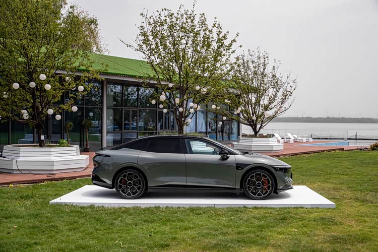 家用电车大乱斗，2025款极氪007、小米SU7、Model 3谁是家庭首选_车家号_发现车生活_汽车之家