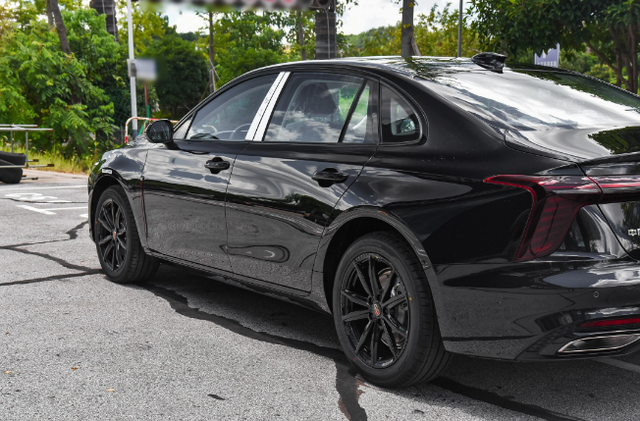 2025款红旗H5的实车曝光，外观全面黑化升级，1.5T/2.0T动力选择_车家号_发现车生活_汽车之家