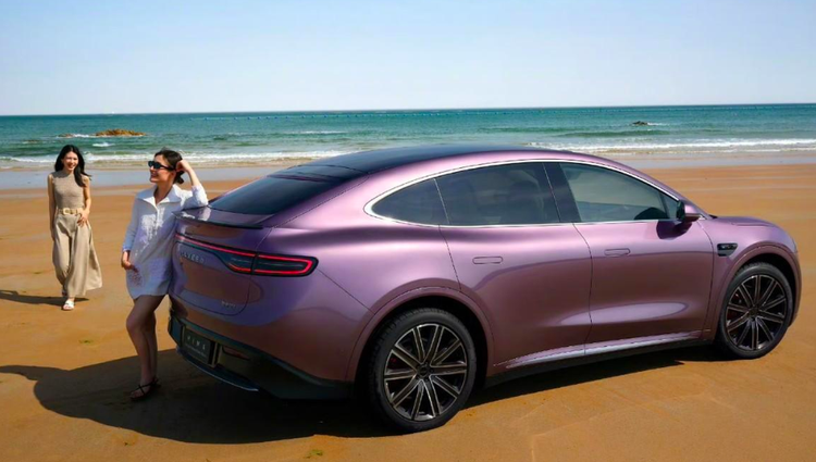 鸿蒙智行首款轿跑SUV，智界R7设计好看，空间还大_车家号_发现车生活_汽车之家