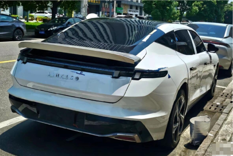 领克Z10实车现身街头，800V平台+双胶空悬，竞争小米SU7智己L6_车家号_发现车生活_汽车之家