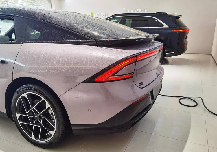 小鹏P7+实车到店，比P7i更大+掀背尾门，配800V+AI鹰眼视觉智驾_车家号_发现车生活_汽车之家