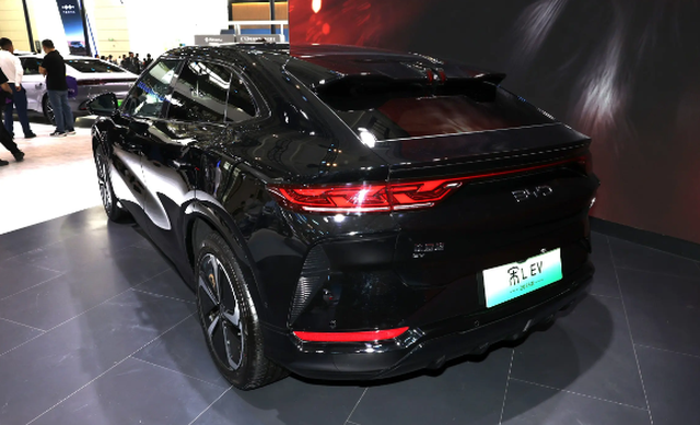 2025款比亚迪宋LEV亮相！溜背造型+贯穿式尾灯+530马力+662km续航_车家号_发现车生活_汽车之家