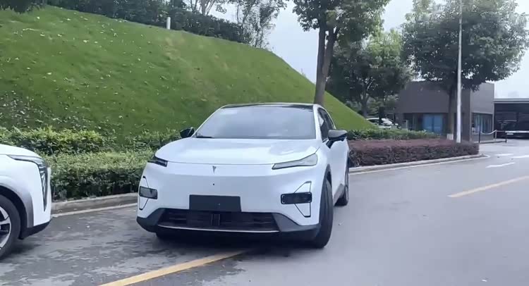 深蓝S05现身街头，比吉利银河E5更大+无框车门，增程/纯电可选_车家号_发现车生活_汽车之家